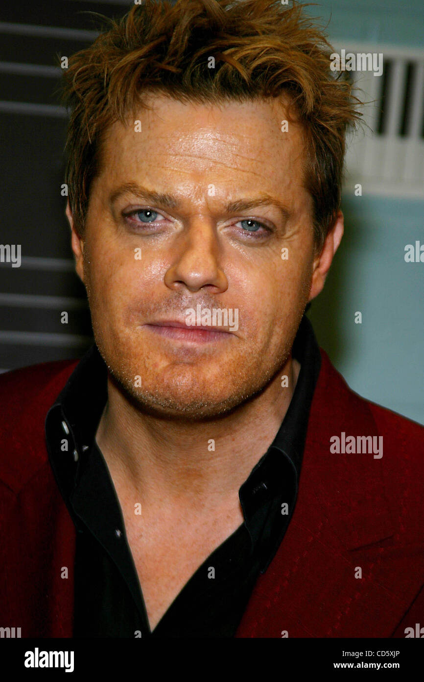 Eddie izzard performing hi-res stock photography and images - Alamy
