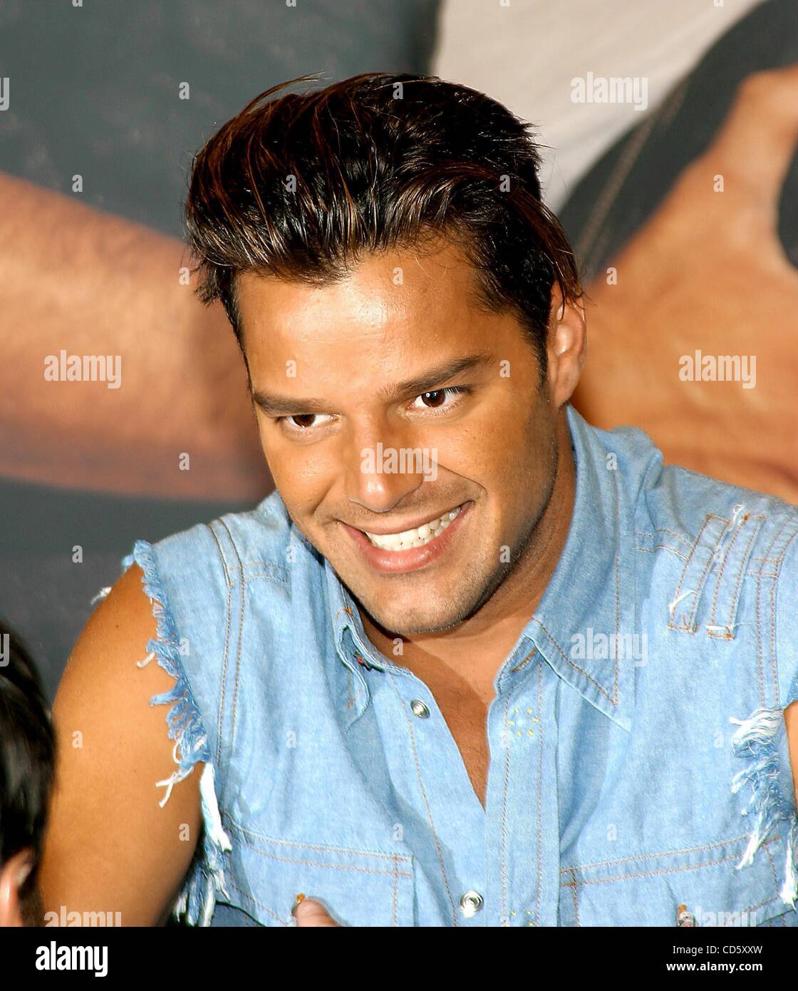 May 21, 2003 - New York, New York, U.S. - K30805RM SD0521.RICKY MARTIN ...
