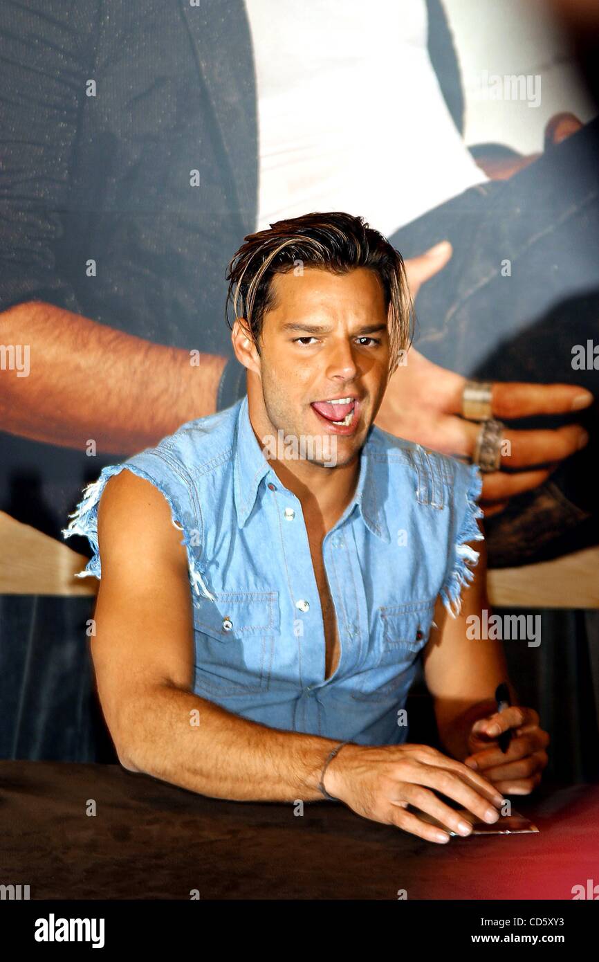May 21, 2003 - New York, New York, U.S. - K30805RM SD0521.RICKY MARTIN ...