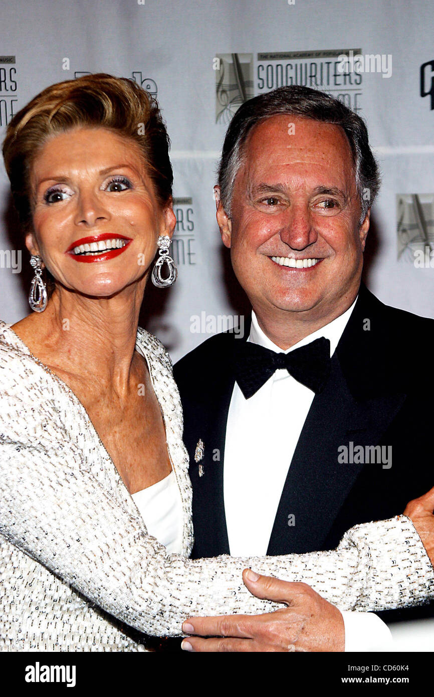 Neil sedaka and wife hi-res stock photography and images - Alamy
