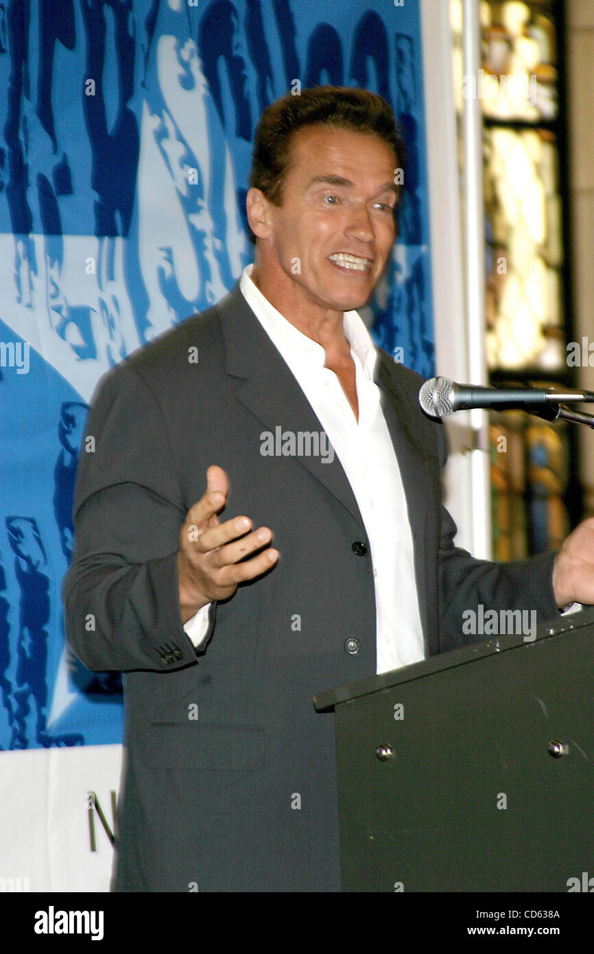 Aug. 11, 2003 - New York, New York, U.S. - K32246RM SD0811.ARNOLD ...