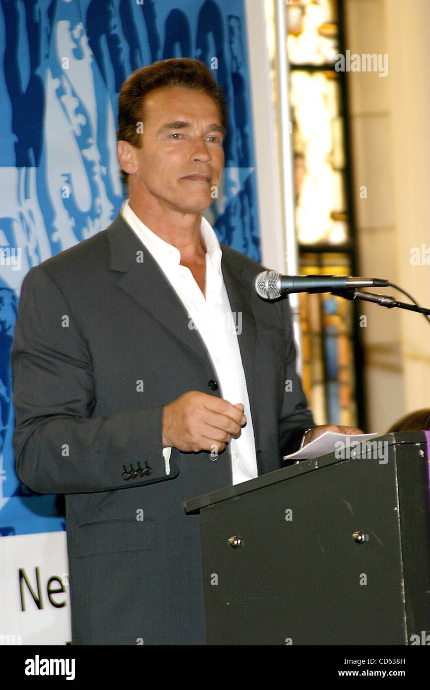 Aug. 11, 2003 - New York, New York, U.S. - K32246RM SD0811.ARNOLD ...