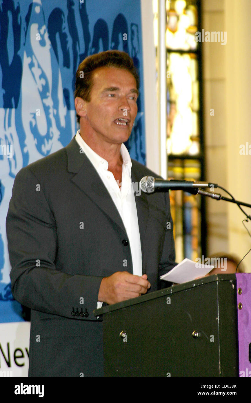 Aug. 11, 2003 - New York, New York, U.S. - K32246RM SD0811.ARNOLD ...