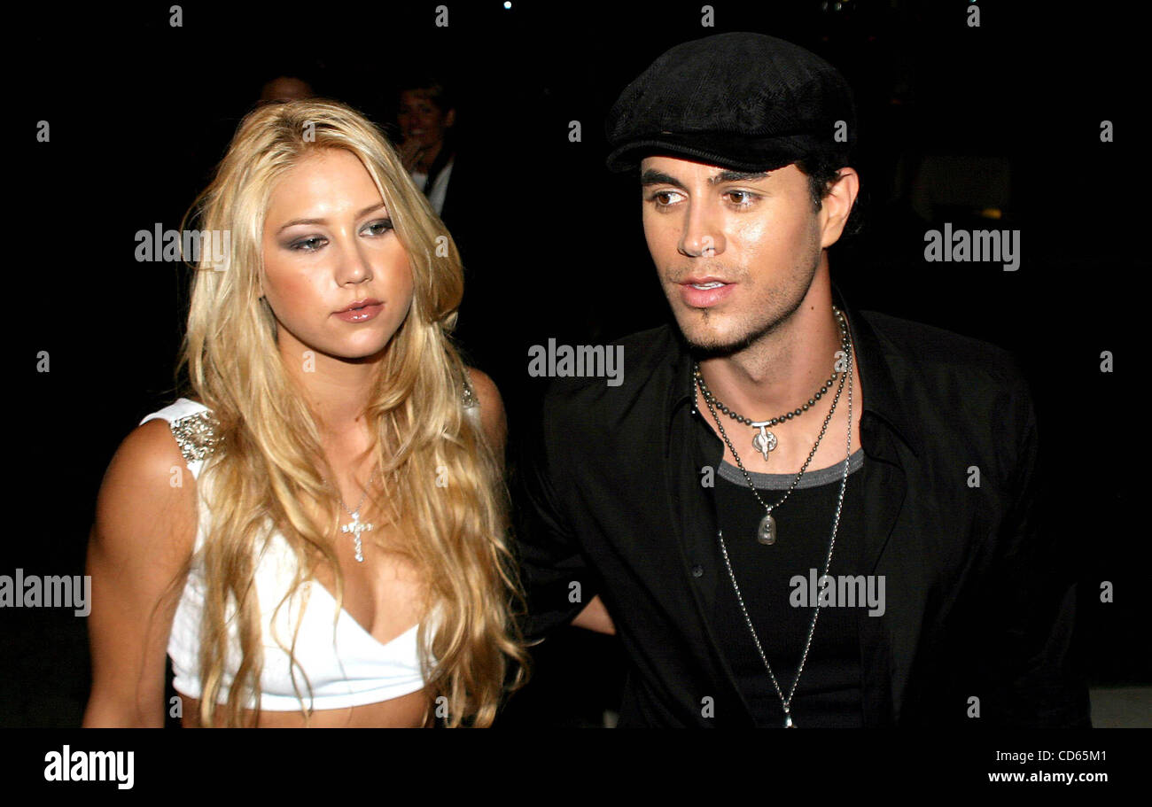 Enrique iglesias 2003 hi-res stock photography and images - Alamy