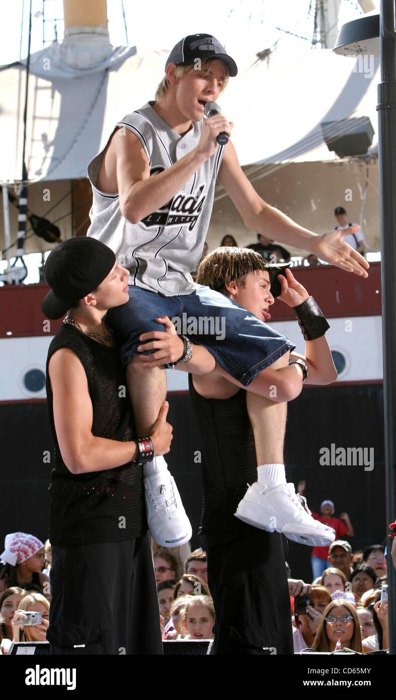 Aaron carter 2003 hi-res stock photography and images - Alamy