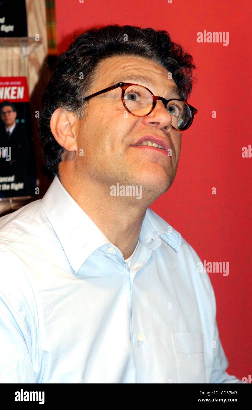 Sept. 19, 2003 - New York, New York, U.S. - K32989RM.AL FRANKEN SIGNS ...