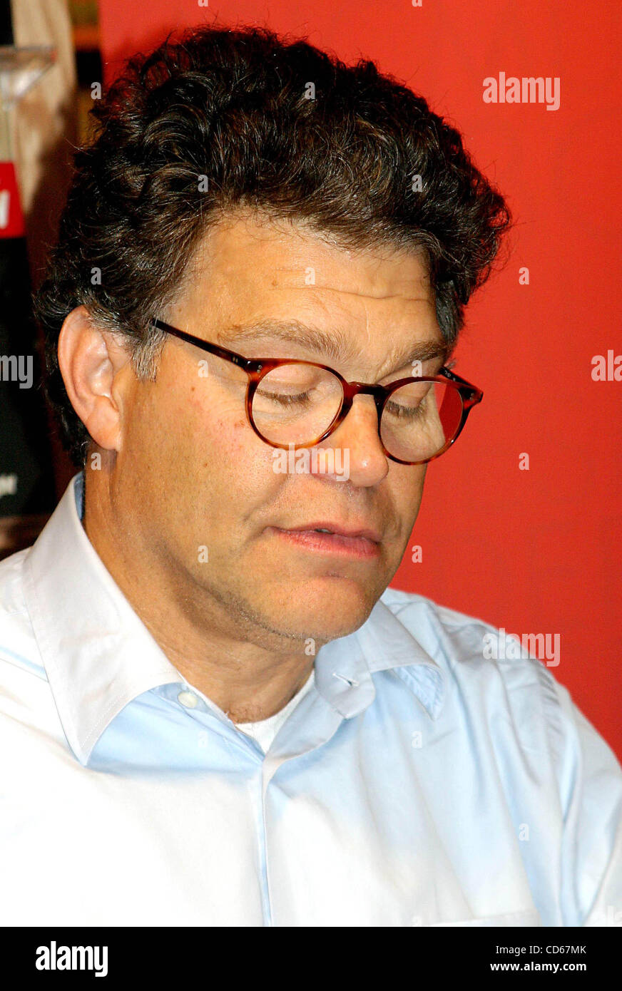 Sept. 19, 2003 - New York, New York, U.S. - K32989RM.AL FRANKEN SIGNS ...