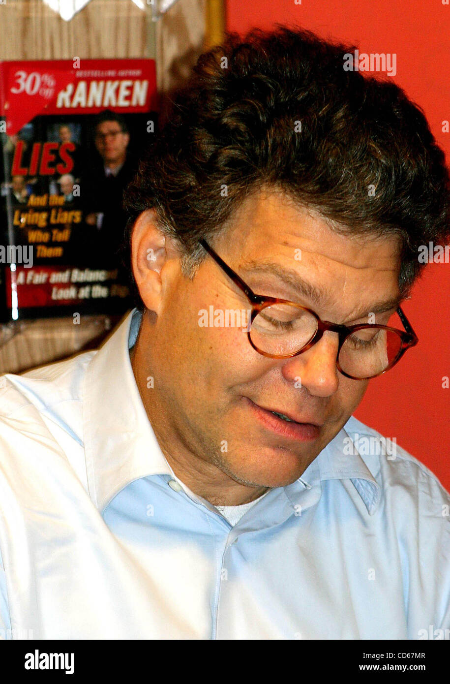 Sept. 19, 2003 - New York, New York, U.S. - K32989RM.AL FRANKEN SIGNS ...