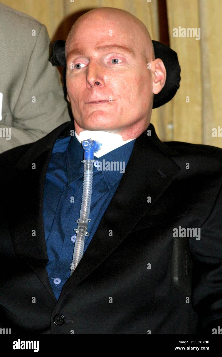 Sept. 19, 2003 - New York, New York, U.S. - K32988RM.CHRISTOPHER REEVE ...