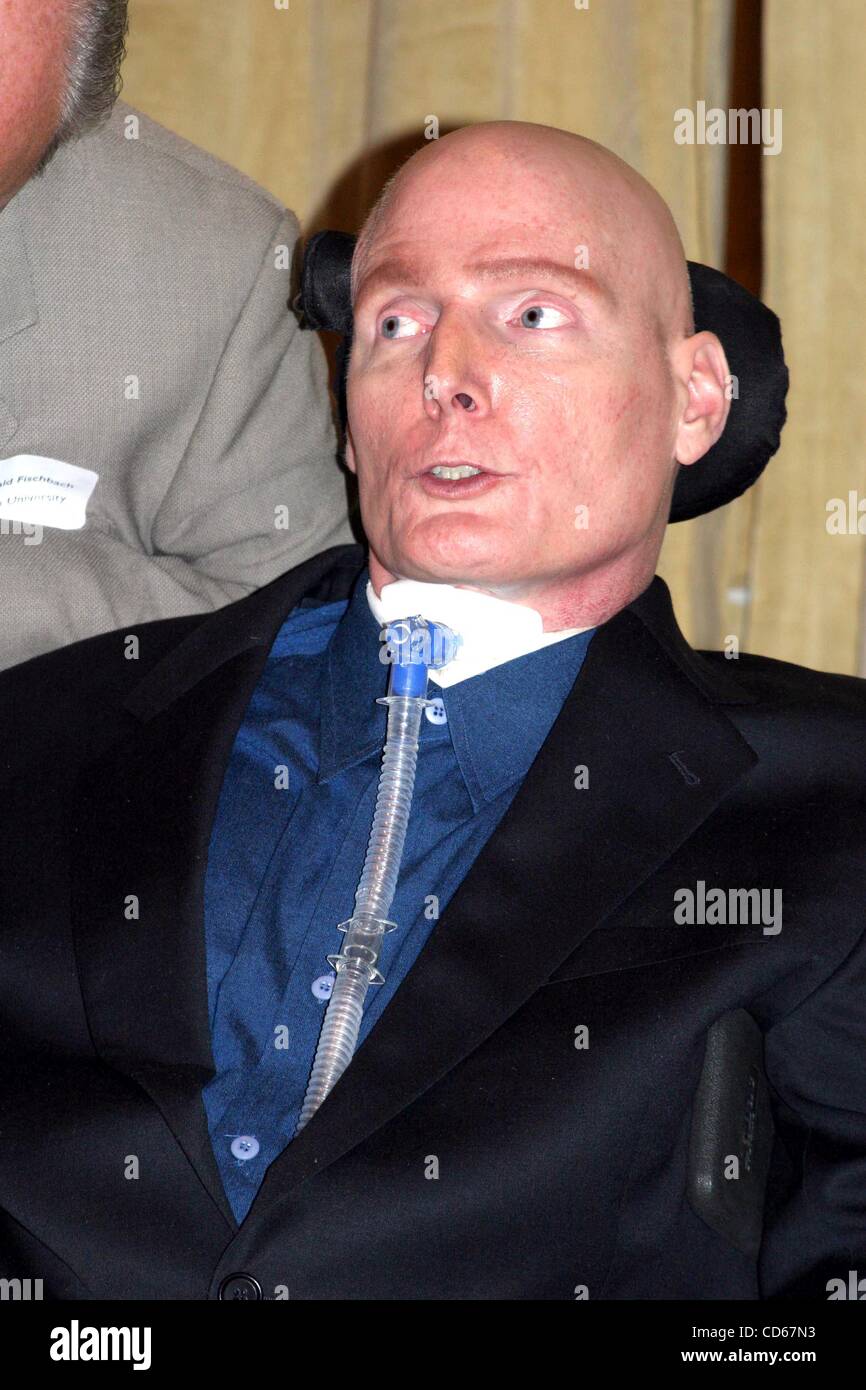 Sept. 19, 2003 - New York, New York, U.S. - K32988RM.CHRISTOPHER REEVE ...
