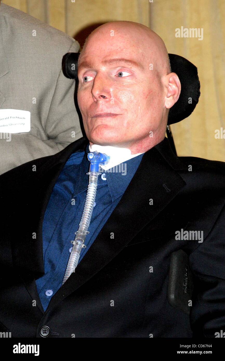 Sept. 19, 2003 - New York, New York, U.S. - K32988RM.CHRISTOPHER REEVE ...