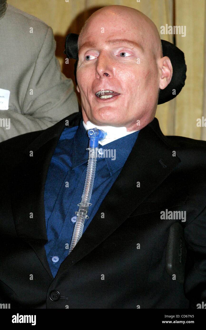 Sept. 19, 2003 - New York, New York, U.S. - K32988RM.CHRISTOPHER REEVE ...