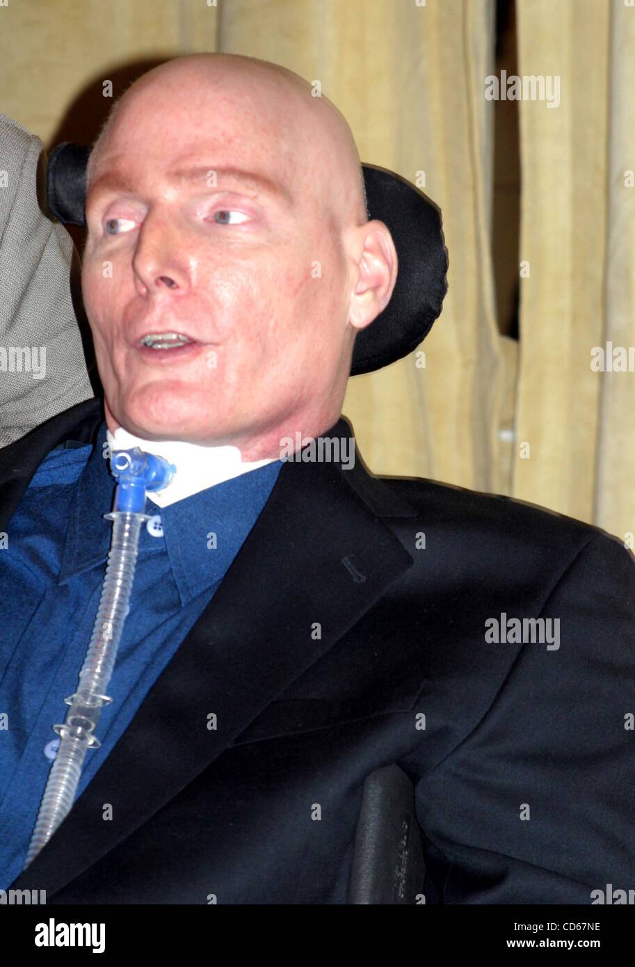 Sept. 19, 2003 - New York, New York, U.S. - K32988RM.CHRISTOPHER REEVE ...