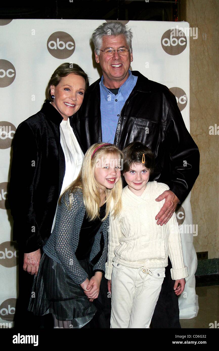 Julie andrews 2003 hi-res stock photography and images - Alamy