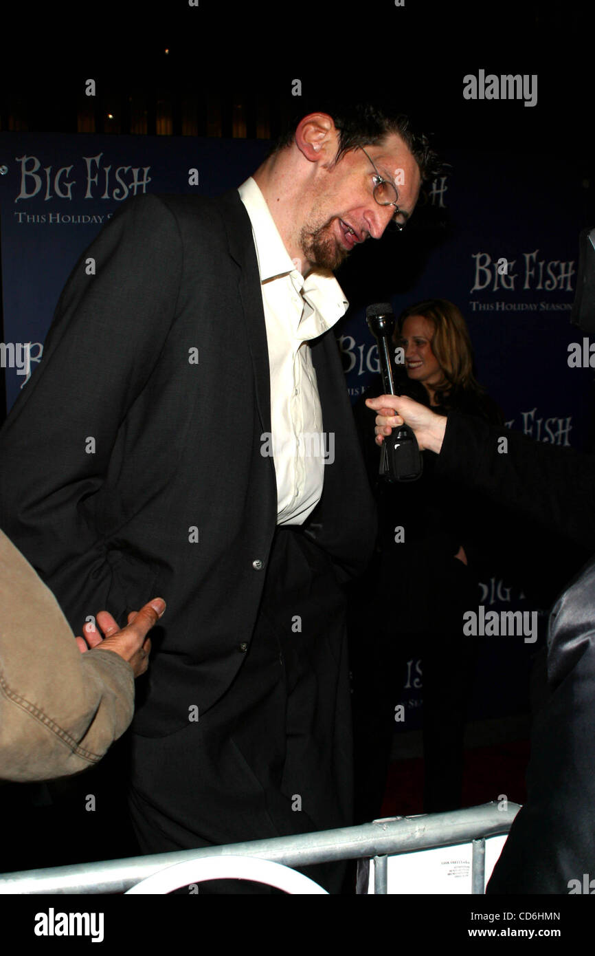 Big fish 2003 matthew mcgrory hi-res stock photography and images - Alamy