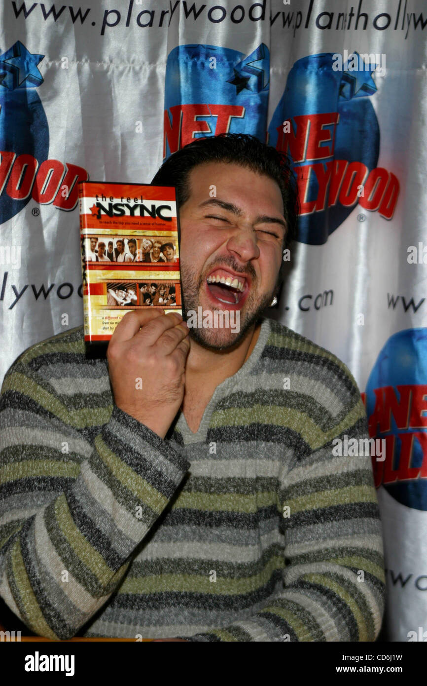 Dec. 6, 2003 - New York, New York, U.S. - K34455RM.JOEY FATONE SIGNS ...