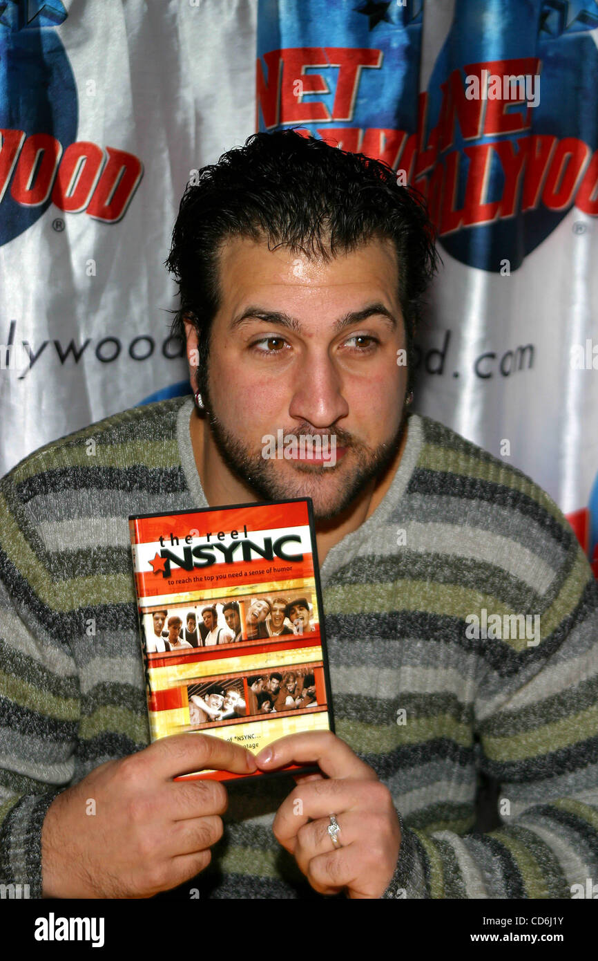Dec. 6, 2003 - New York, New York, U.S. - K34455RM.JOEY FATONE SIGNS ...