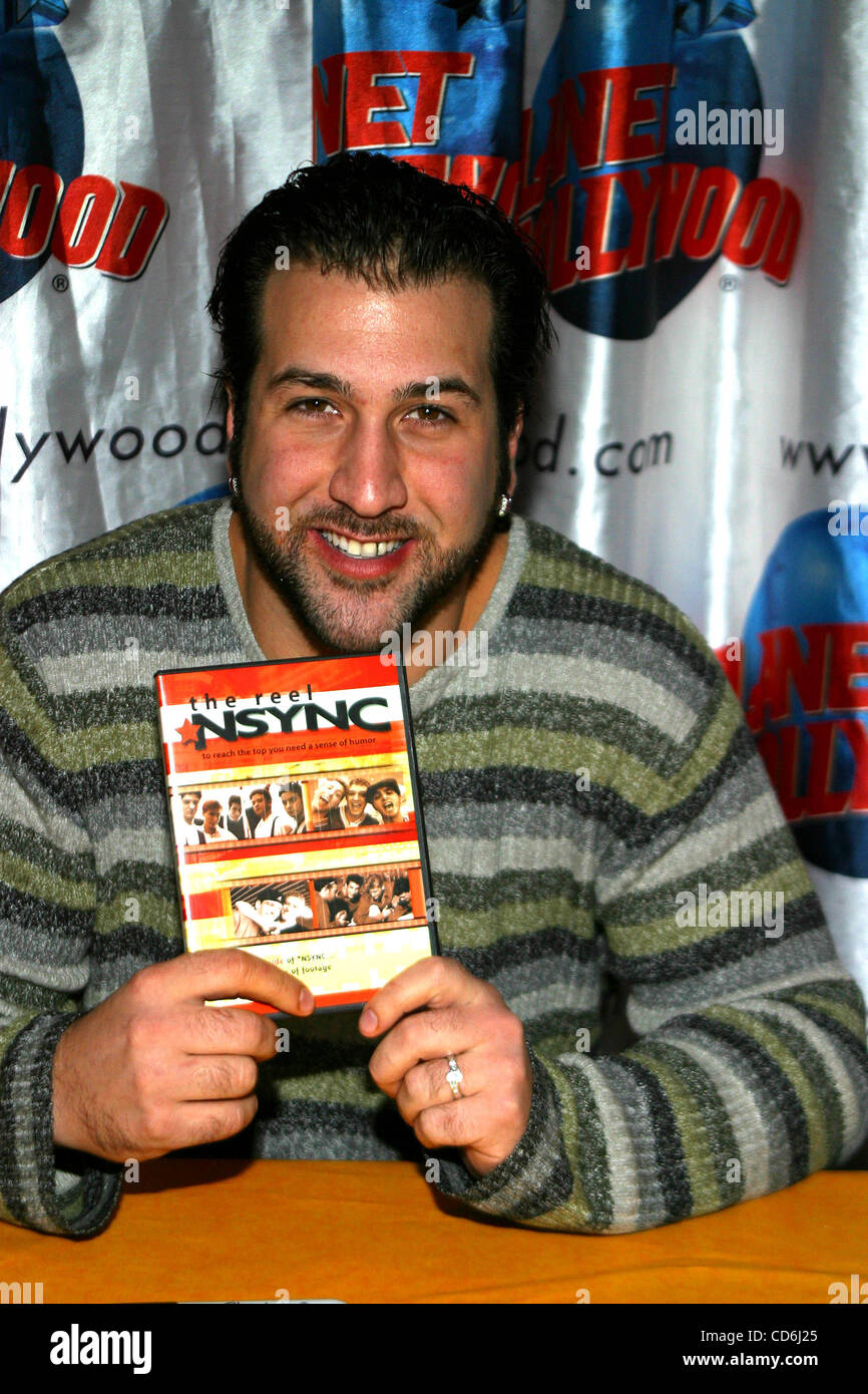 Dec. 6, 2003 - New York, New York, U.S. - K34455RM.JOEY FATONE SIGNS ...