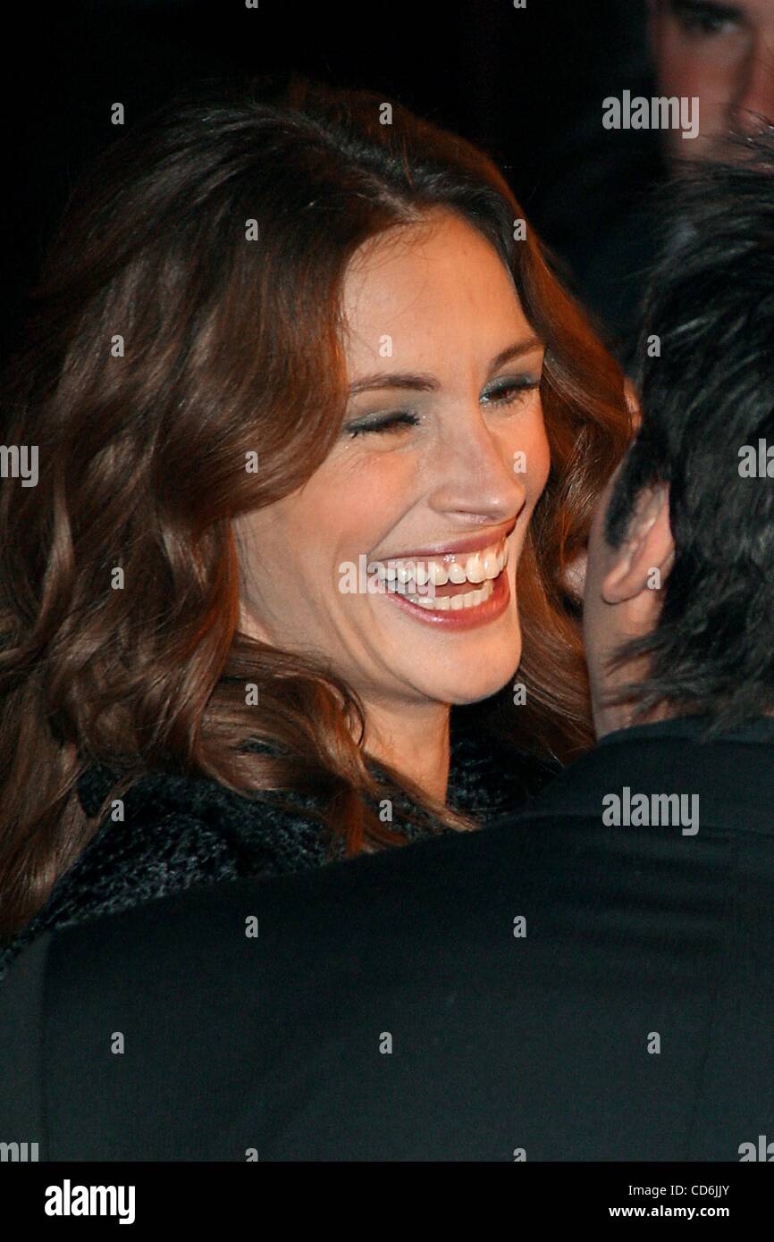 Dec. 10, 2003 - New York, New York, U.S. - K34565RM.MONA LISA SMILE ...