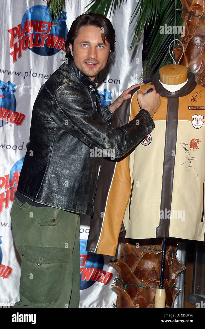 Jan. 12, 2004 - New York, New York, U.S. - K34840RM.CASTMEMBERS OF THE ...