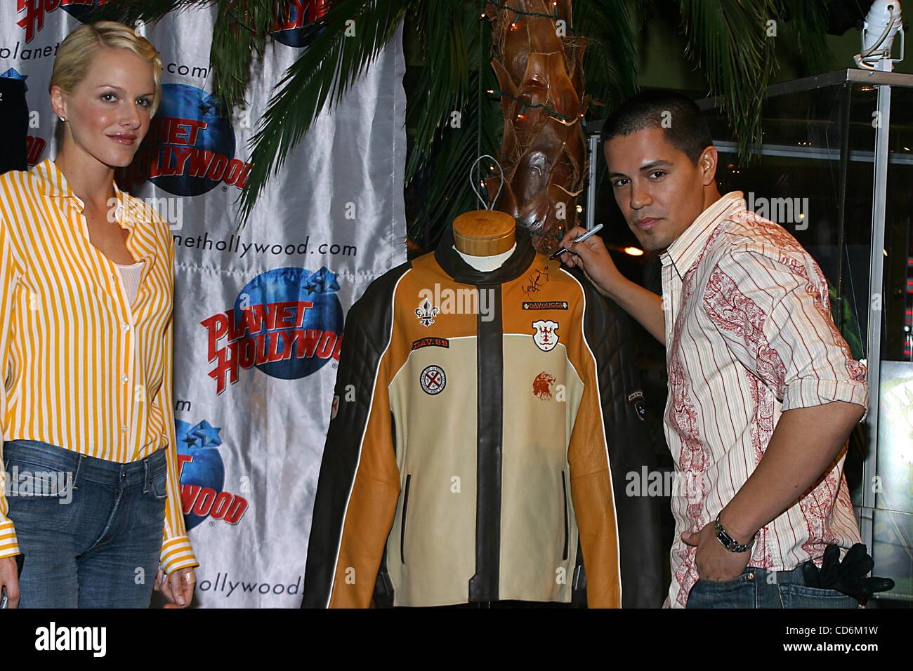 Jan. 12, 2004 - New York, New York, U.S. - K34840RM.CASTMEMBERS OF THE ...