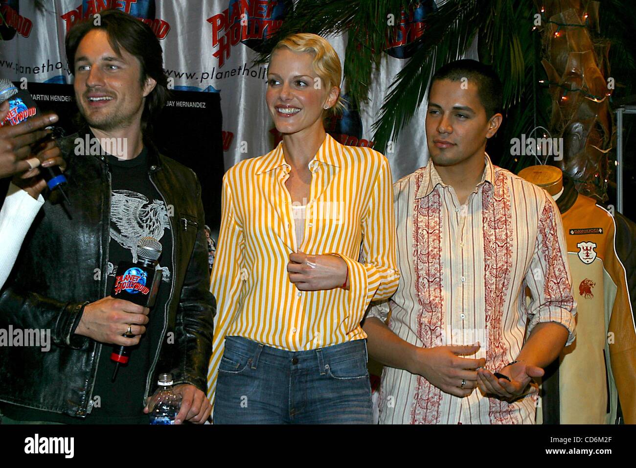 Jan. 12, 2004 - New York, New York, U.S. - K34840RM.CASTMEMBERS OF THE ...