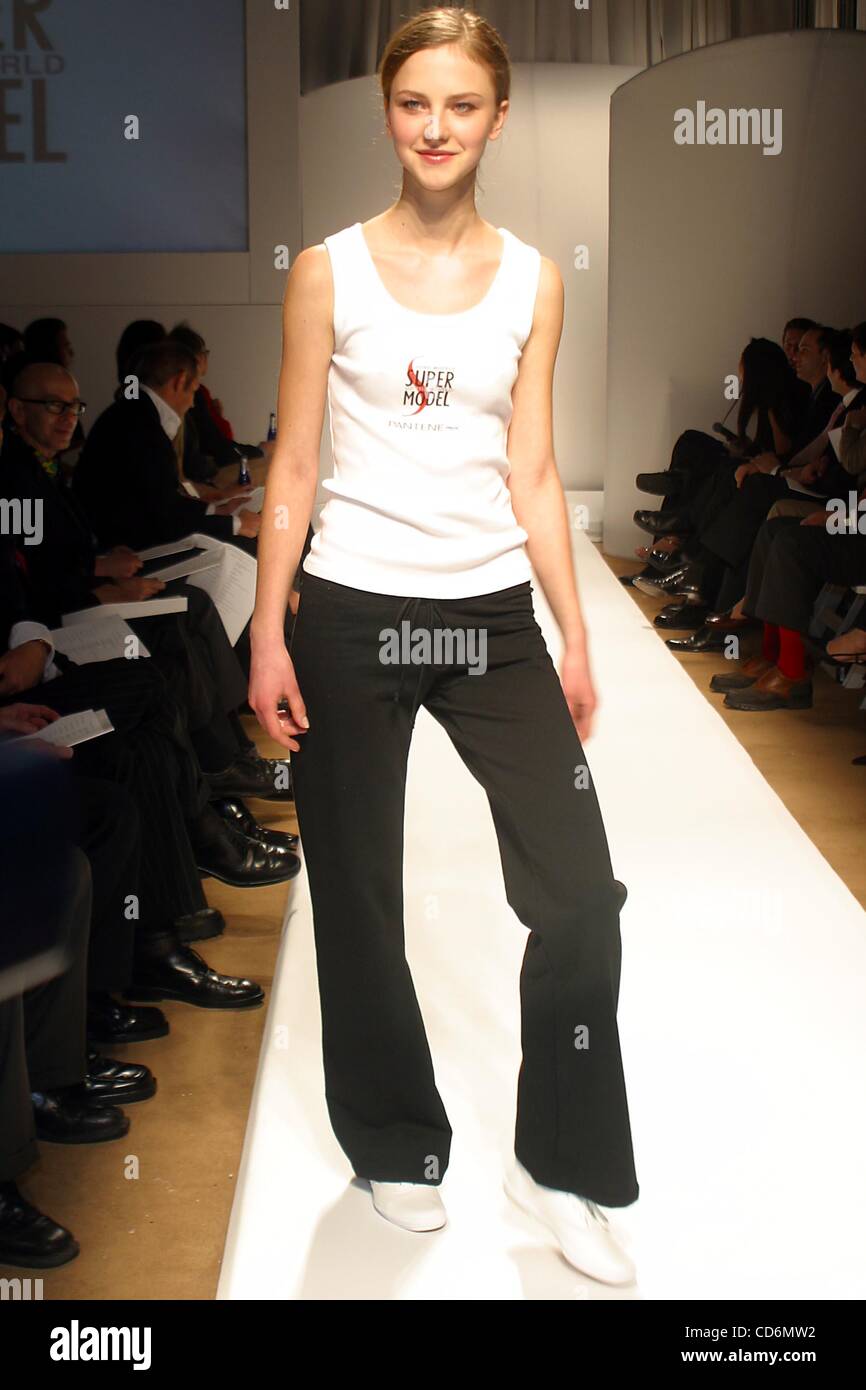 Jan. 20, 2004 - New York, New York, U.S. - K35045RM.FORD MODEL'S ...