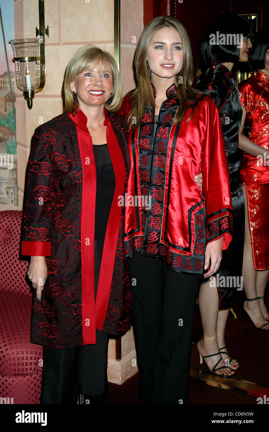 Jan. 22, 2004 - New York, New York, U.S. - K35100JBU.DINNER PARTY TO ...