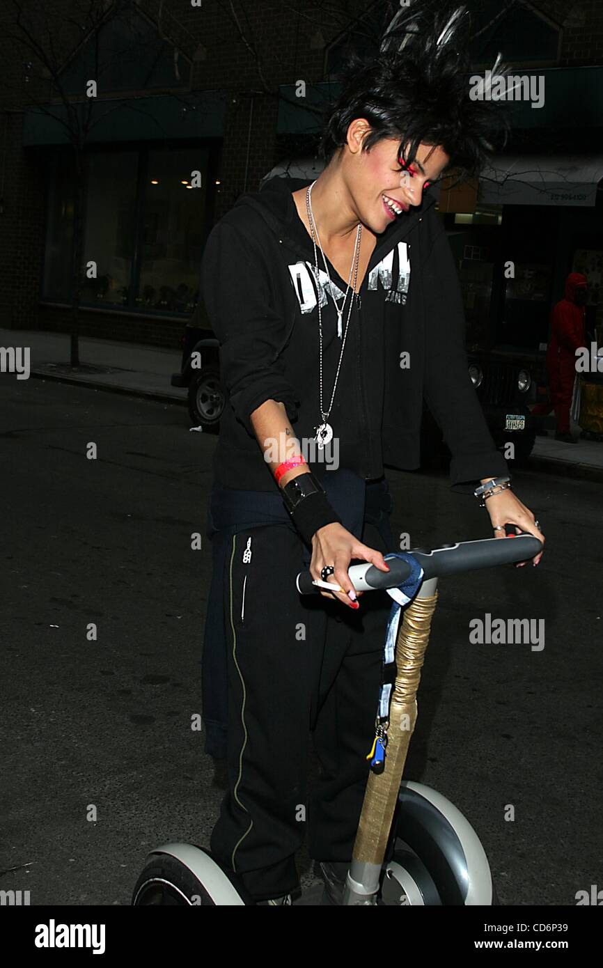 Feb. 9, 2004 - New York, New York, U.S. - K35385RM.OLYMPUS FASHION WEEK ...