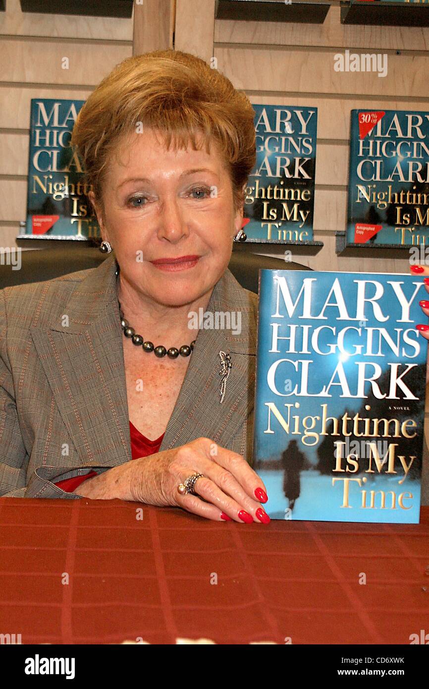 Mary higgins clark book hi-res stock photography and images - Alamy