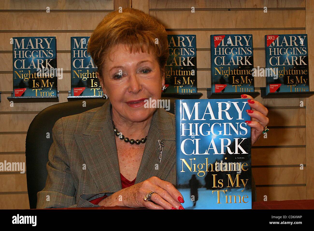 Mary higgins clark book hi-res stock photography and images - Alamy