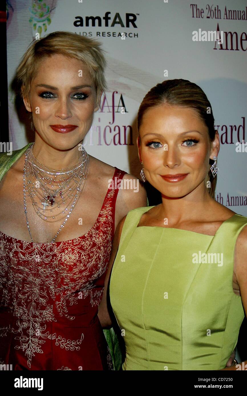 Kelly Ripa 2004 High Resolution Stock Photography and Images - Alamy