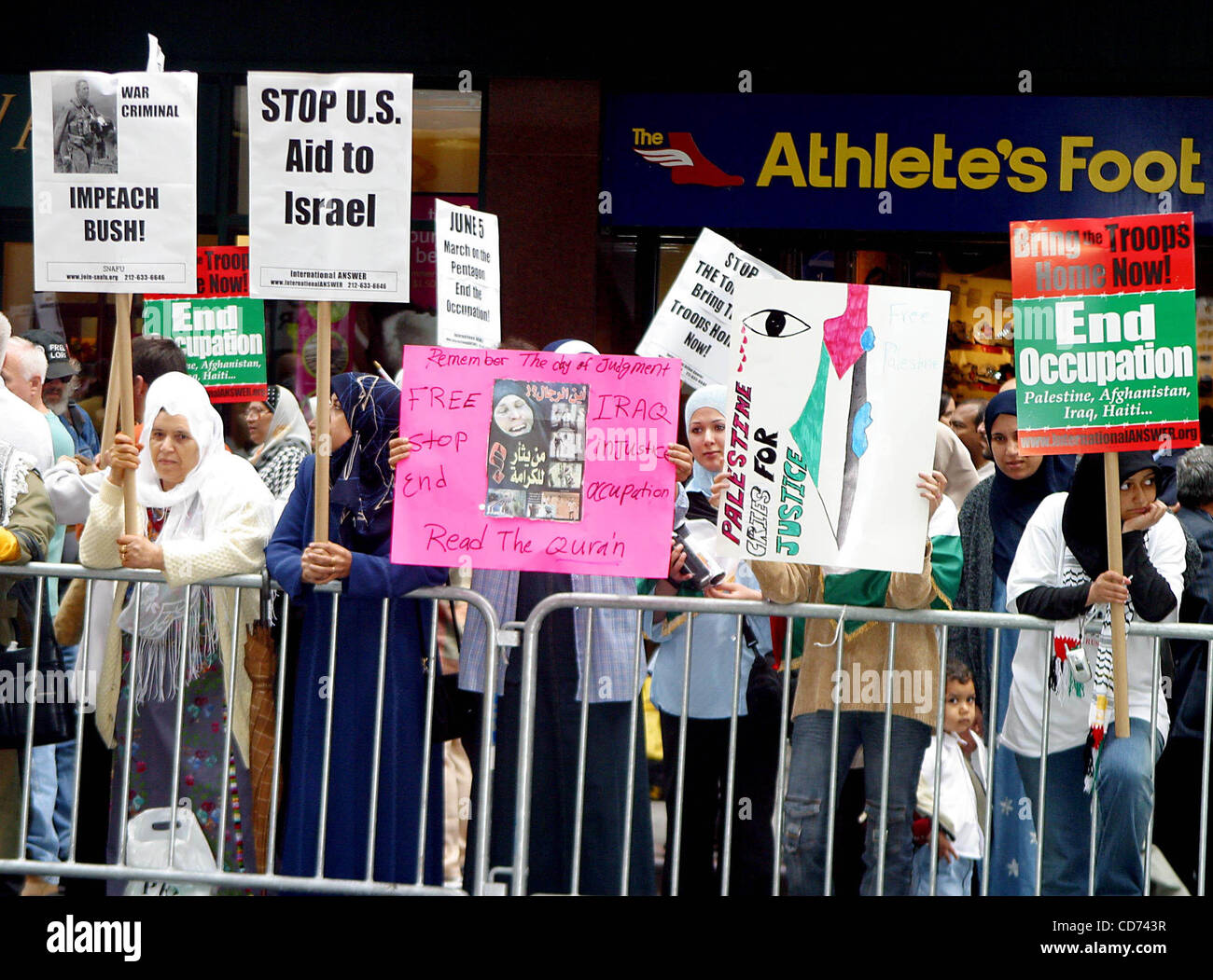 May 14, 2004 - New York, New York, U.S. - K37398RM.ANTI-WAR RALLY ON ...