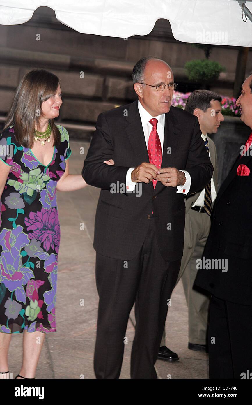 June 15, 2004 - New York, New York, U.S. - K37893RM.PARTY TO CELEBRATE ...