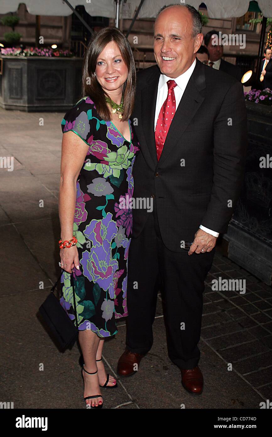 June 15, 2004 - New York, New York, U.S. - K37893RM.PARTY TO CELEBRATE ...