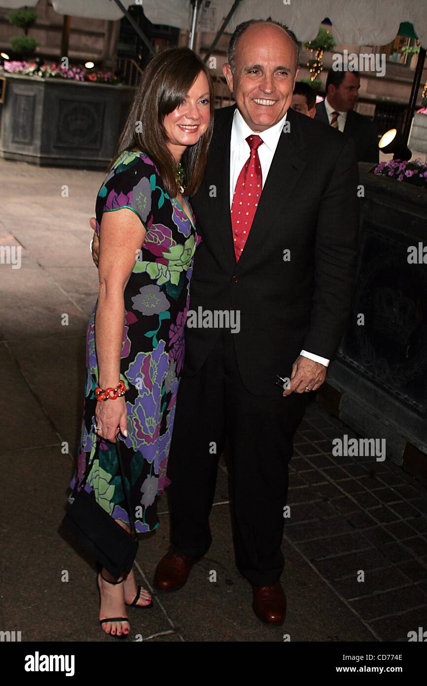 June 15, 2004 - New York, New York, U.S. - K37893RM.PARTY TO CELEBRATE ...
