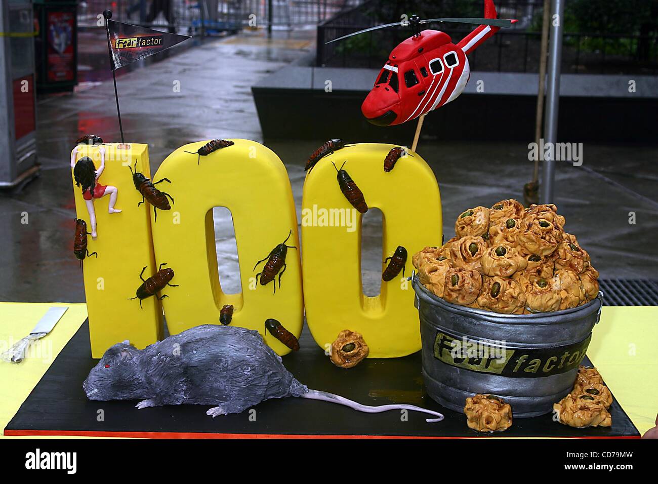 July 12, 2004 - New York, New York, U.S. - K38260ML.100TH EPISODE OF ...