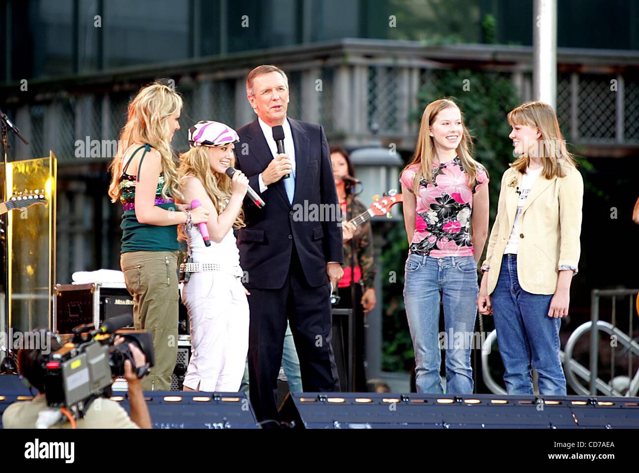 The concert hilary duff 2004 hi-res stock photography and images - Alamy