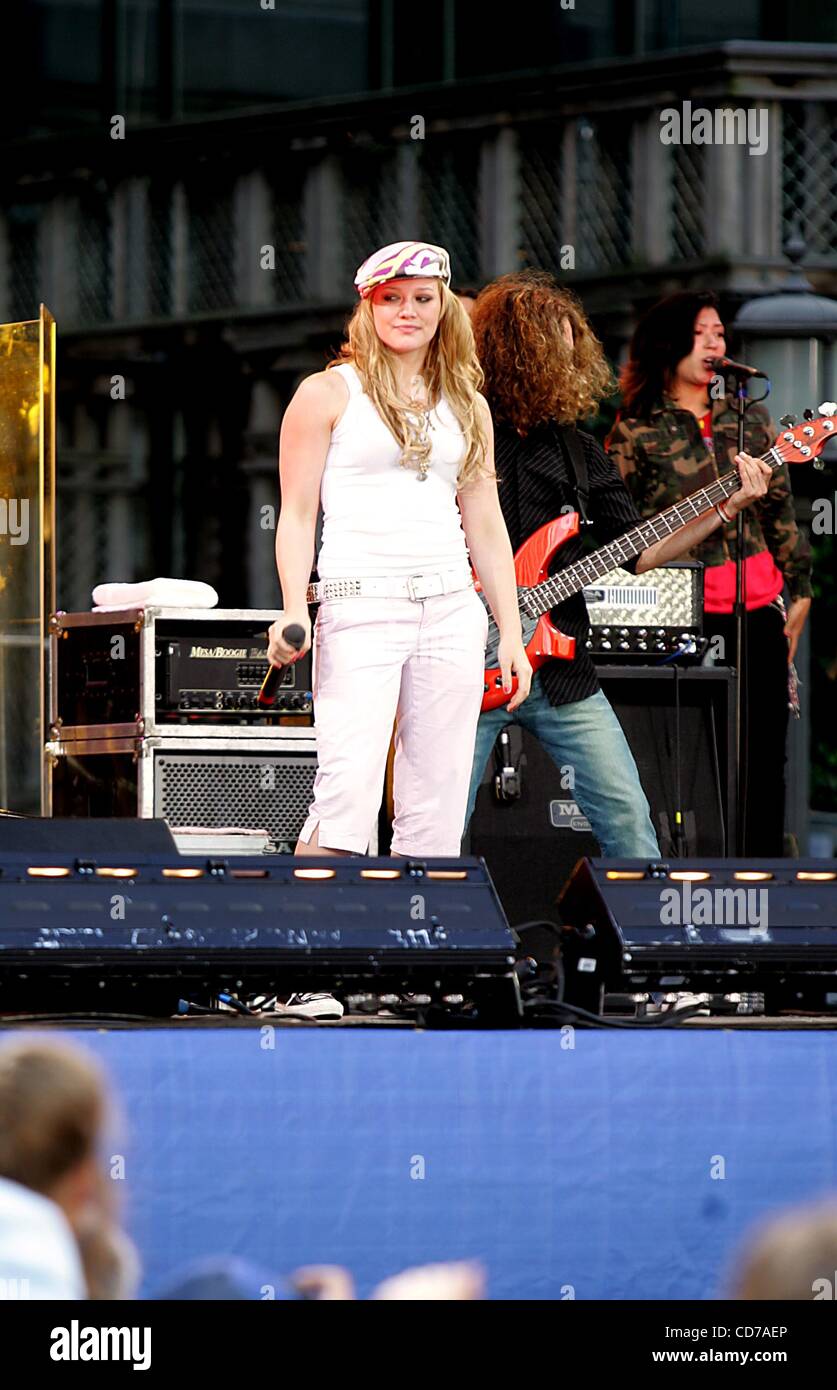 The concert hilary duff 2004 hi-res stock photography and images - Alamy