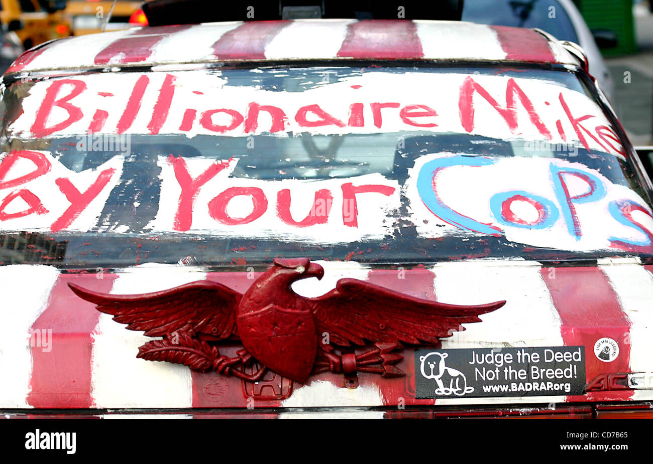 July 25, 2004 - New York, New York, U.S. - K38498ML.OFF DUTY POLICE AND ...