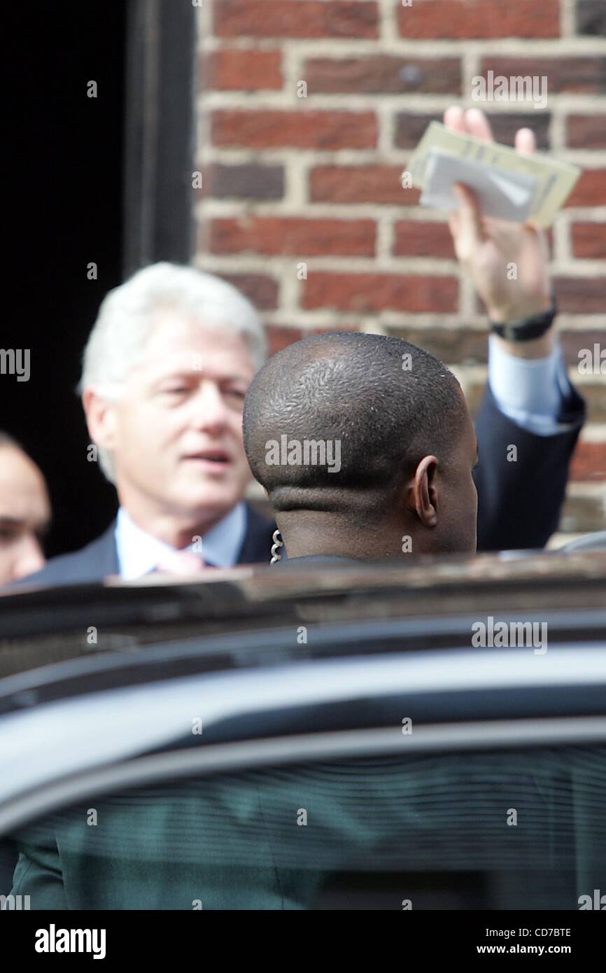 Aug. 3, 2004 - New York, New York, U.S. - K38627RM.BILL CLINTON ...