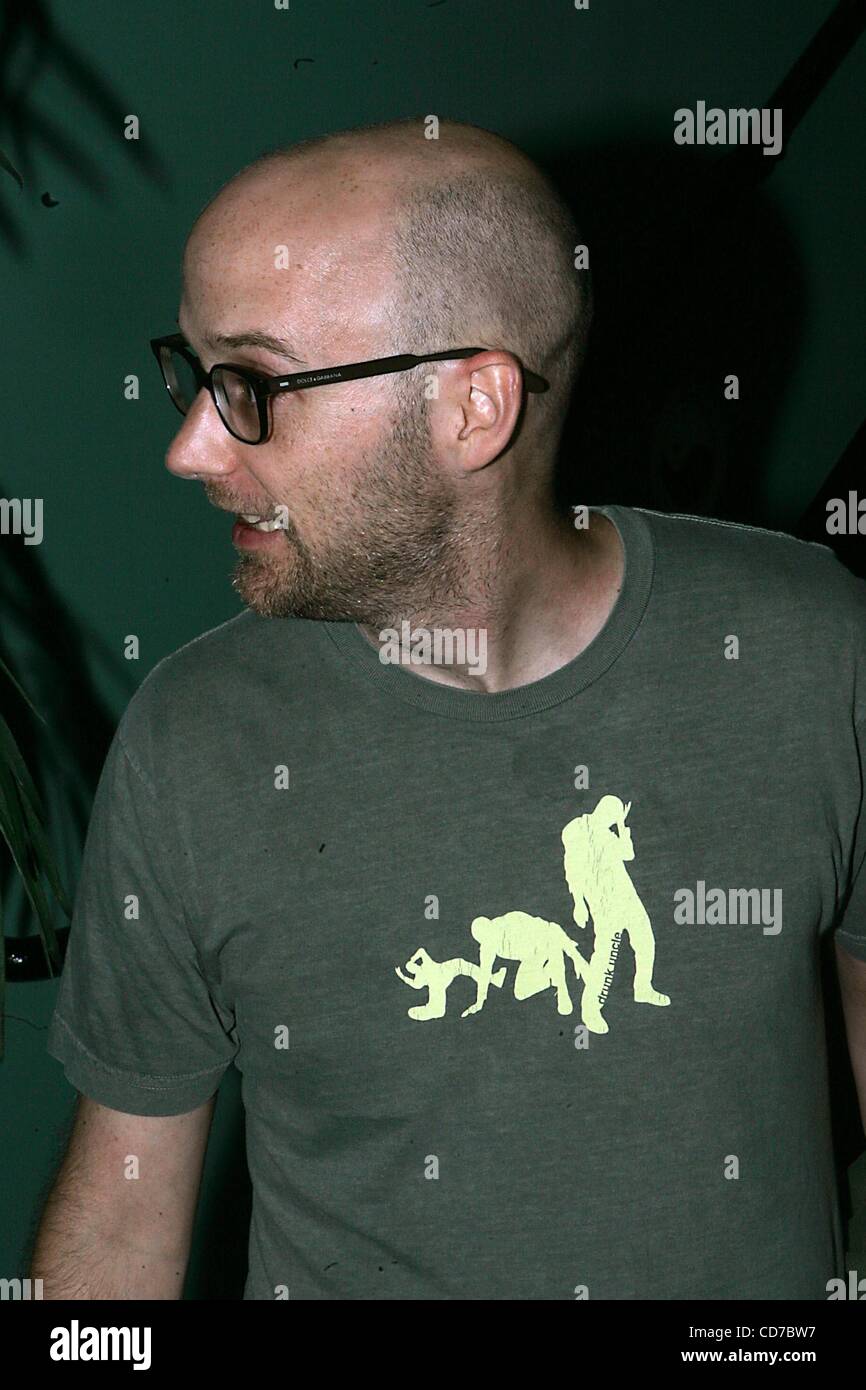 Sidewalk performance photos hi-res stock photography and images - Alamy