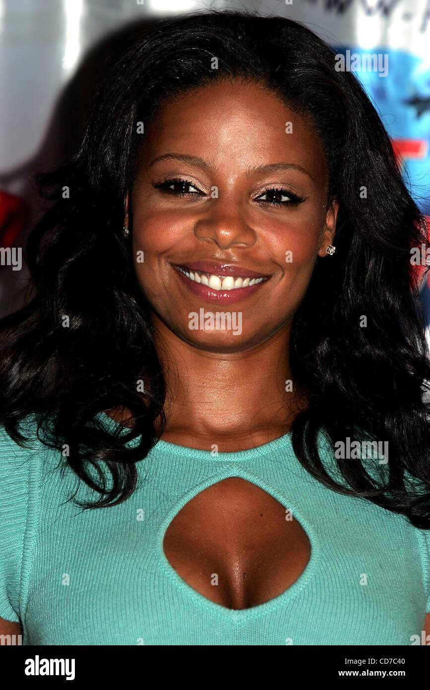 Sanaa lathan alien predator hi-res stock photography and images - Alamy