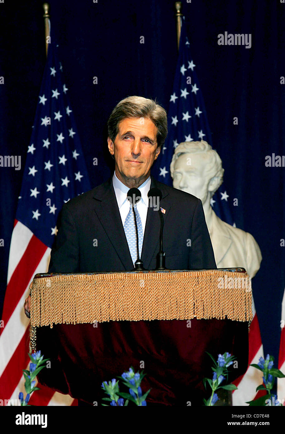 Aug. 25, 2004 - New York, New York, U.S. - K35417RM.JOHN KERRY.AT THE ...