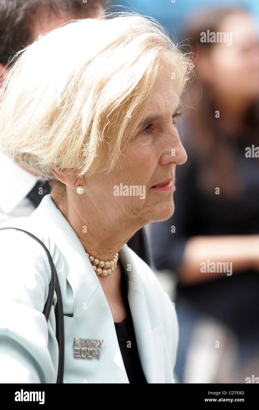 Aug. 26, 2004 - New York, New York, U.S. - K38992RM.WOMEN FOR KERRY ...