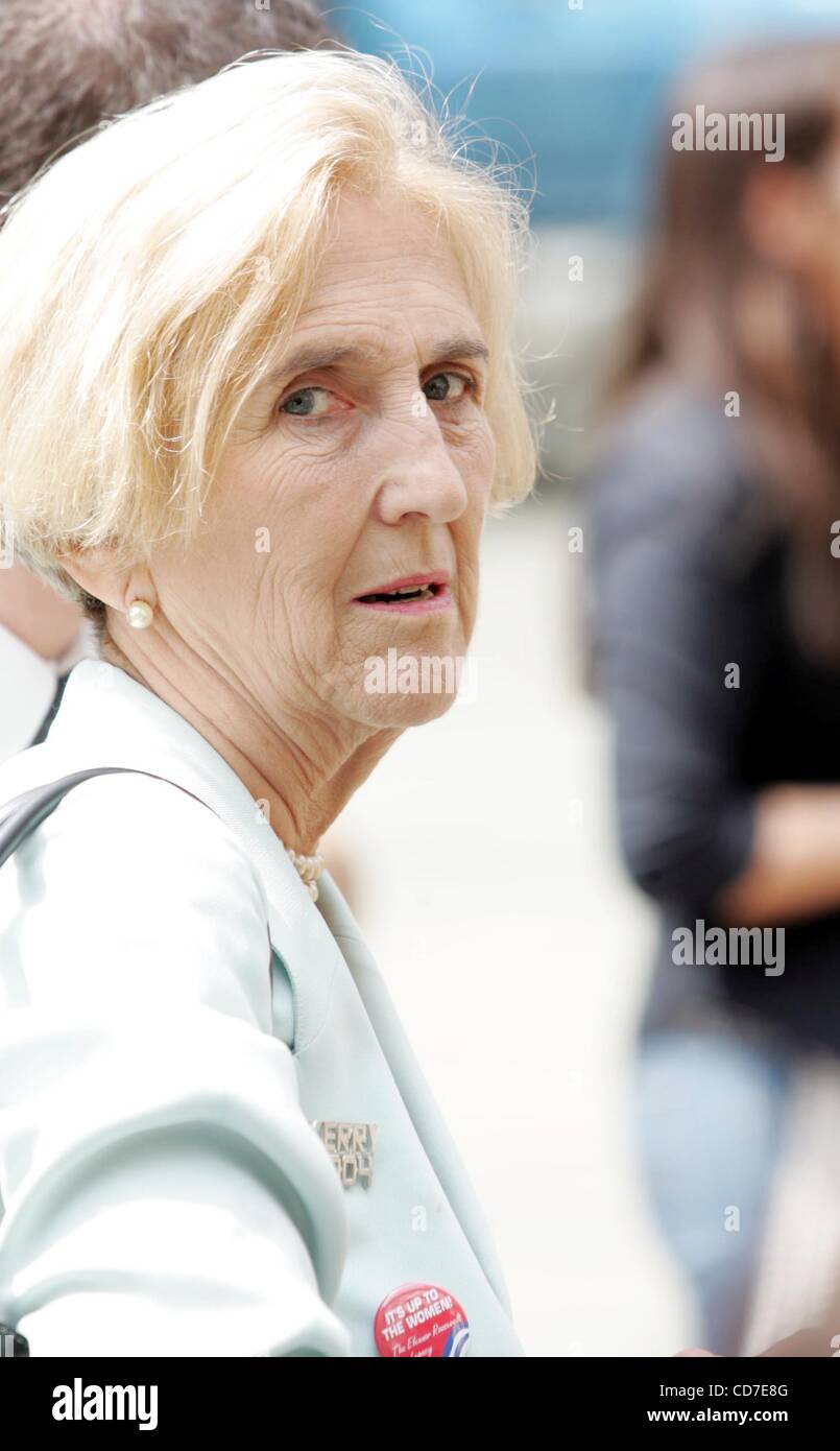 Aug. 26, 2004 - New York, New York, U.S. - K38992RM.WOMEN FOR KERRY ...
