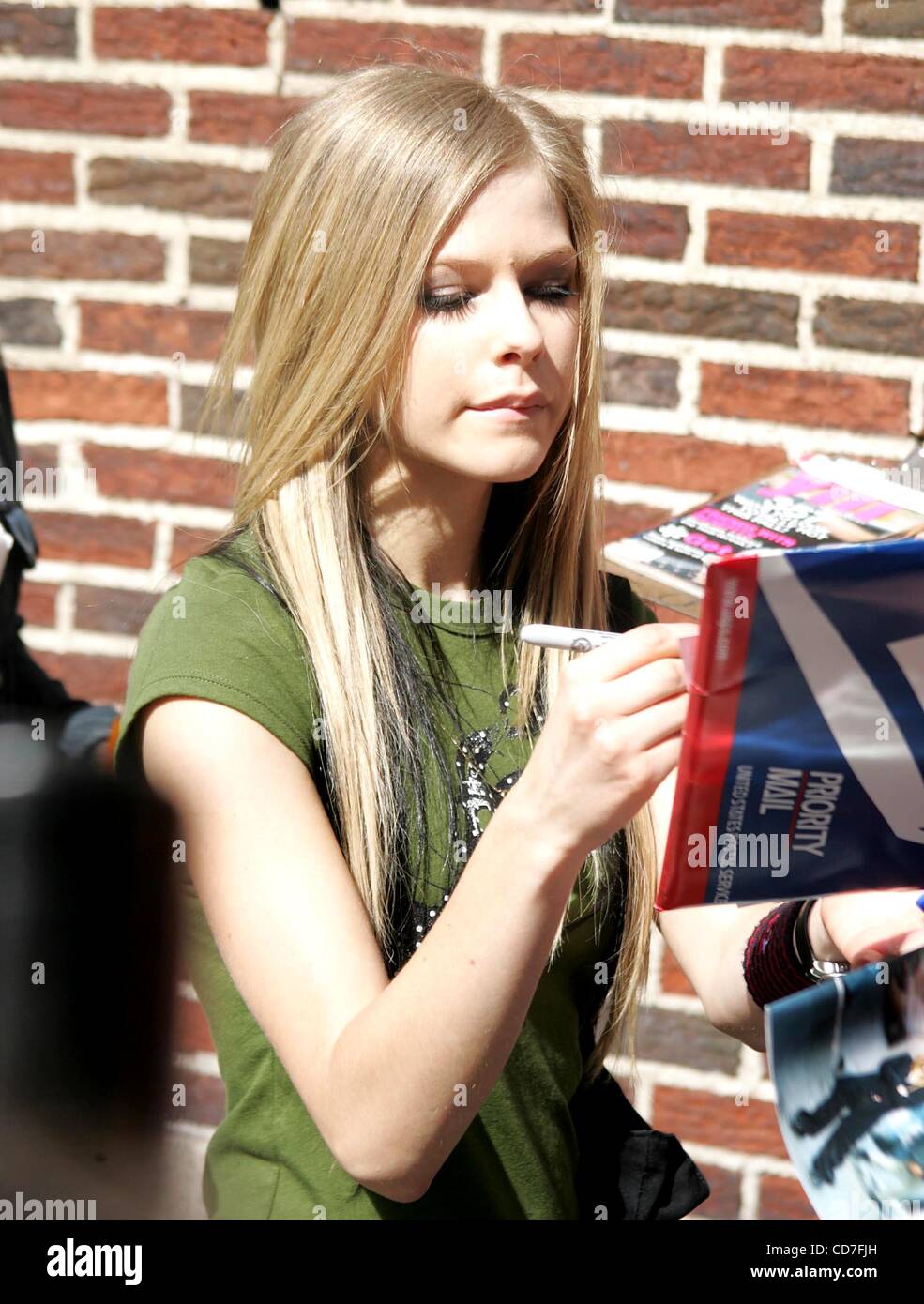 Sept. 9, 2004 - New York, New York, U.S. - K39236RM.AVRIL LAVIGNE ...