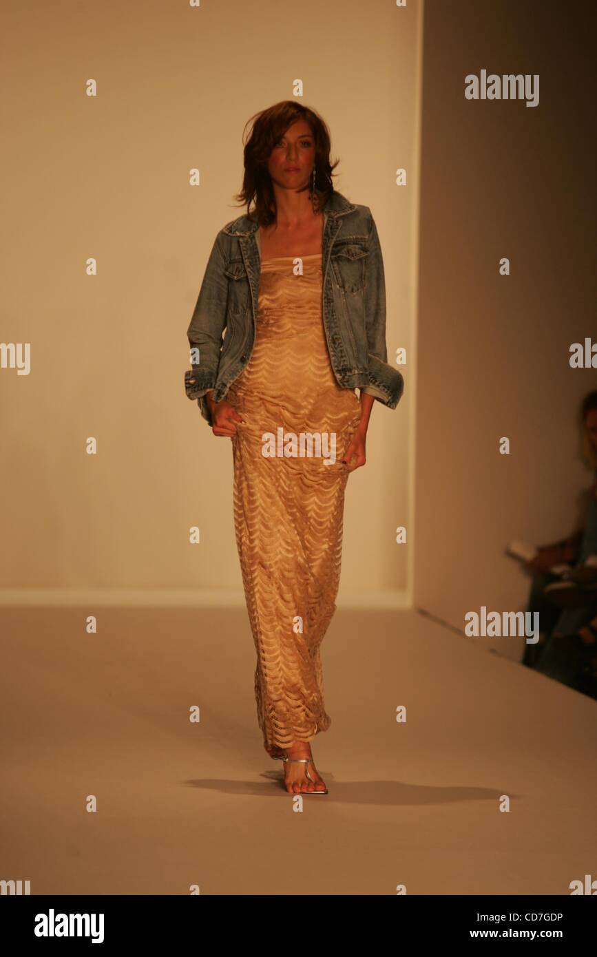 Sept. 13, 2004 - New York, New York, U.S. - K39368RM.OLYMPUS FASHION ...