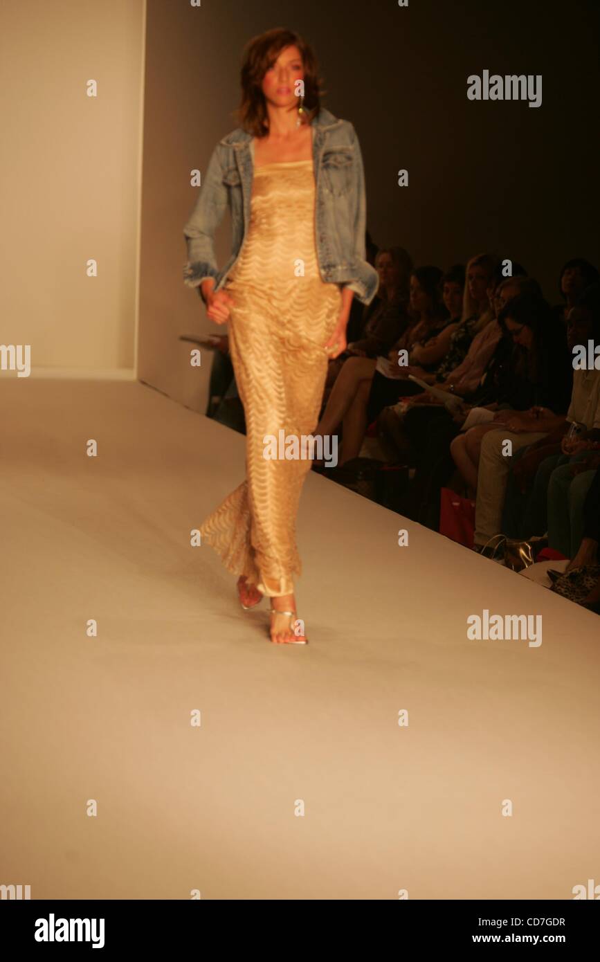 Sept. 13, 2004 - New York, New York, U.S. - K39368RM.OLYMPUS FASHION ...