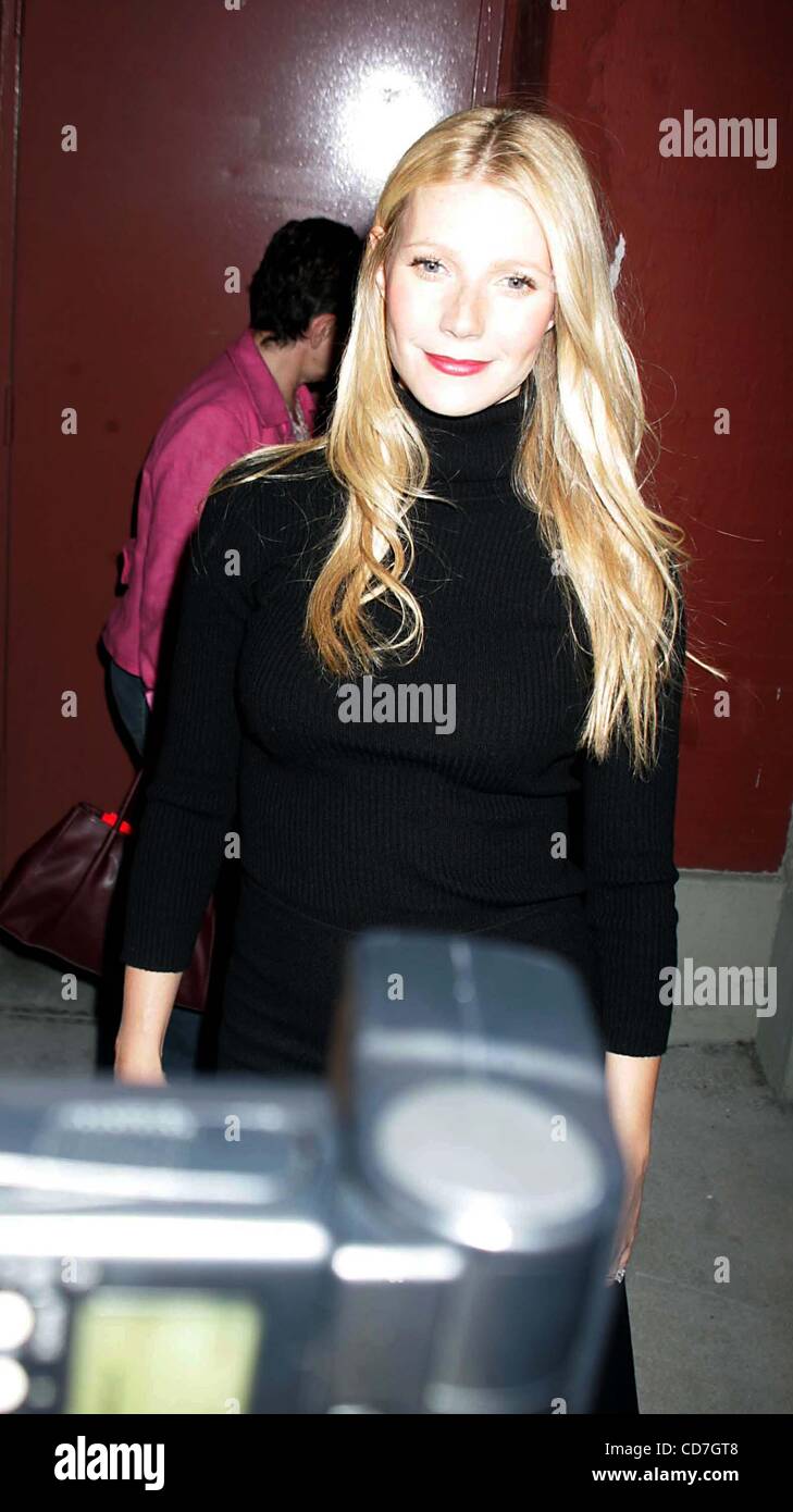 Sept. 16, 2004 - New York, New York, U.S. - K39523RM.GWYNETH PALTROW ...